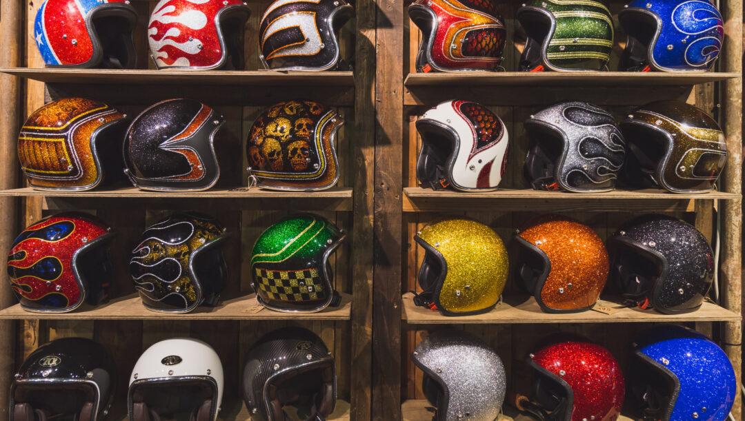 Personalizzare il casco moto: come farlo senza compromettere la sicurezza