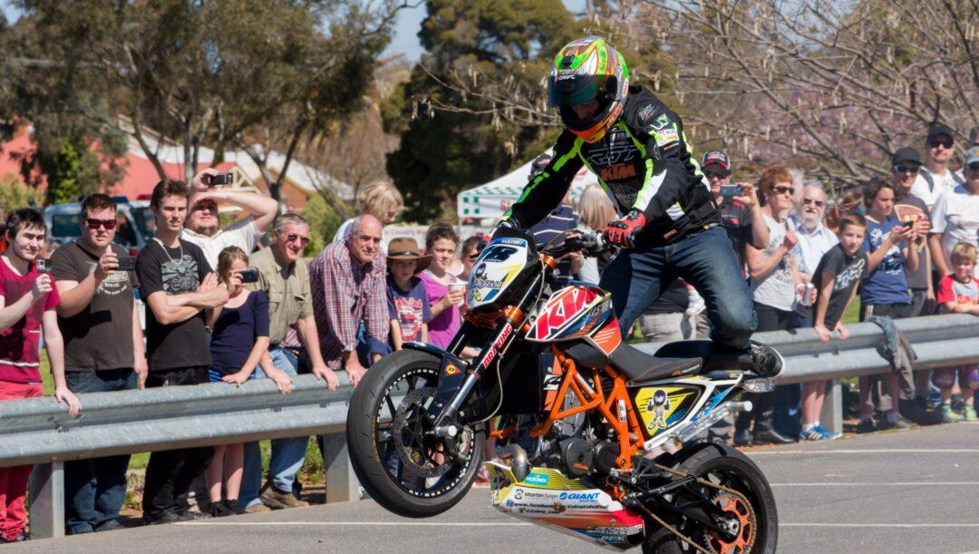 Impennare in moto: sanzione prevista e altri rischi